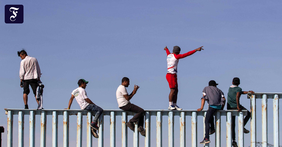 Erste Migranten aus Mittelamerika erklimmen Grenzzaun zu Amerika | FAZ