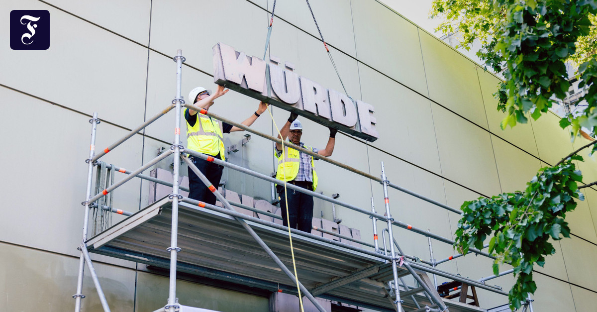 Historischer Schriftzug: Neuer Platz für Fritz Bauers Erbe