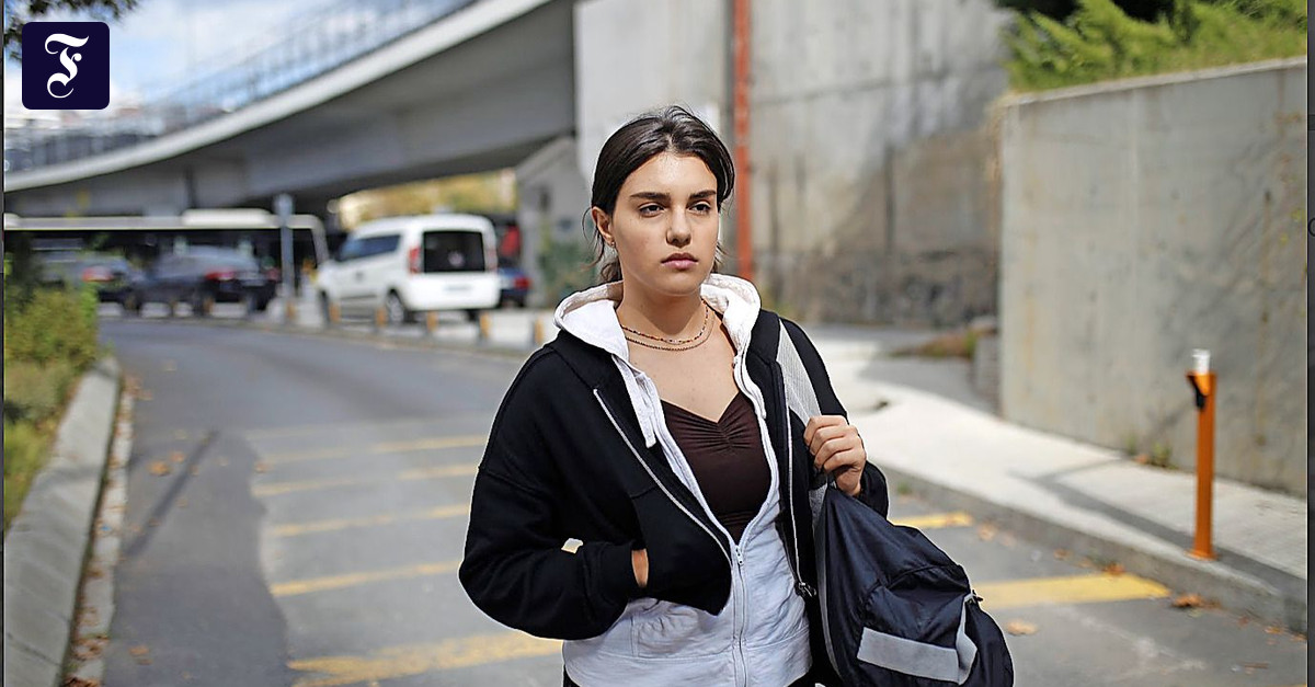 Kinopremiere zum Debütfilm „Ellbogen“ von Asli Özarslan