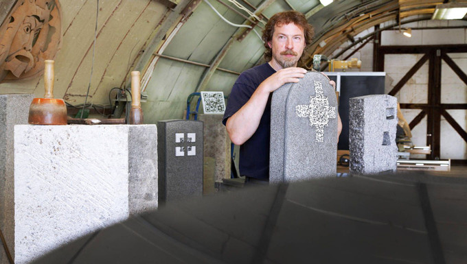 QR-Codes auf Grabsteinen: Bis in digitale Ewigkeit - Menschen - FAZ