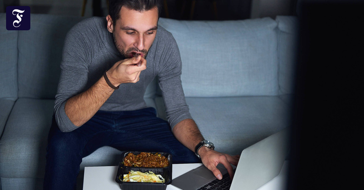 Homeoffice: Warum man beim Essen Handy und Laptop weglegen sollte