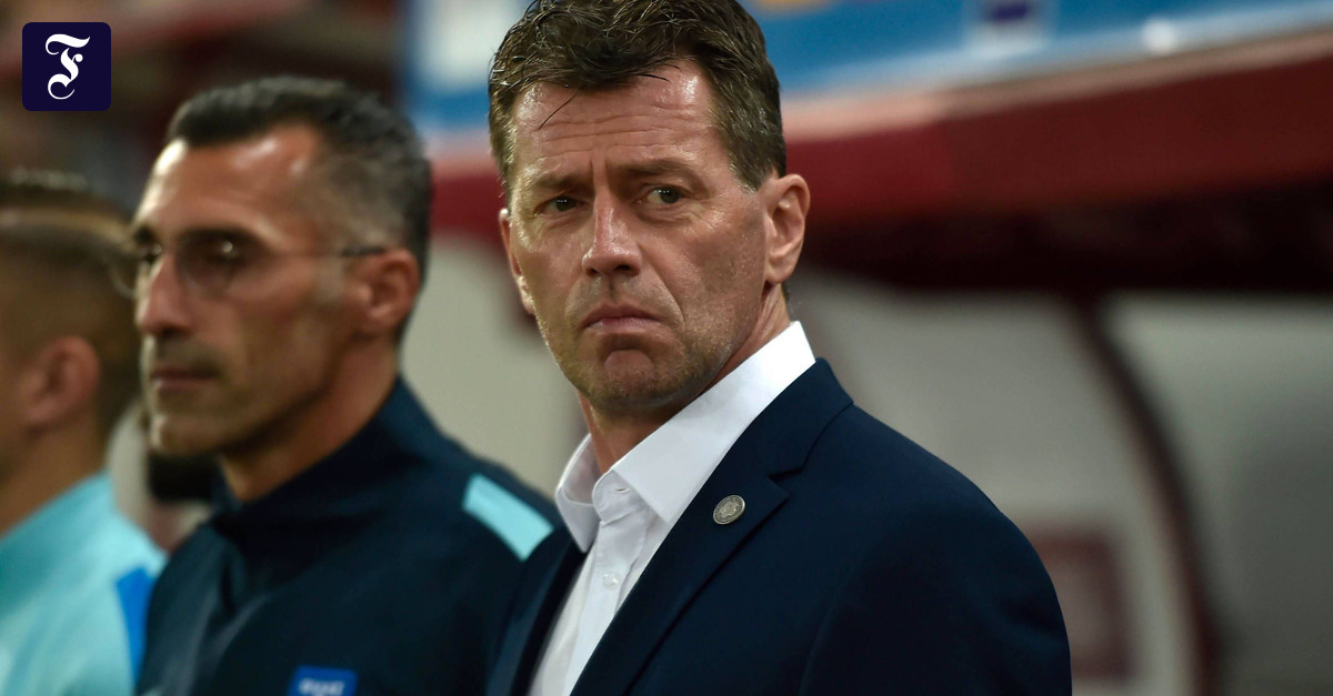 Michael Skibbe will trotz WM-Aus Trainer von Griechenland bleiben