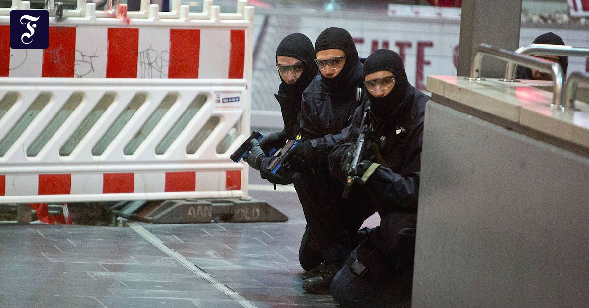 Anti-Terror-Übung in Frankfurt: Schüsse im Nebel