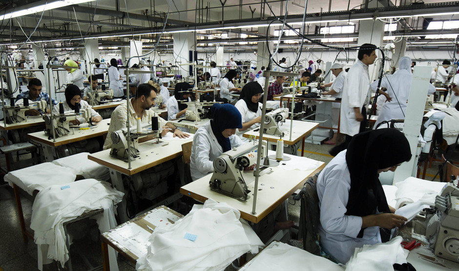 Eine marokkanische Textilfabrik produziert im Auftrag europäischer ...