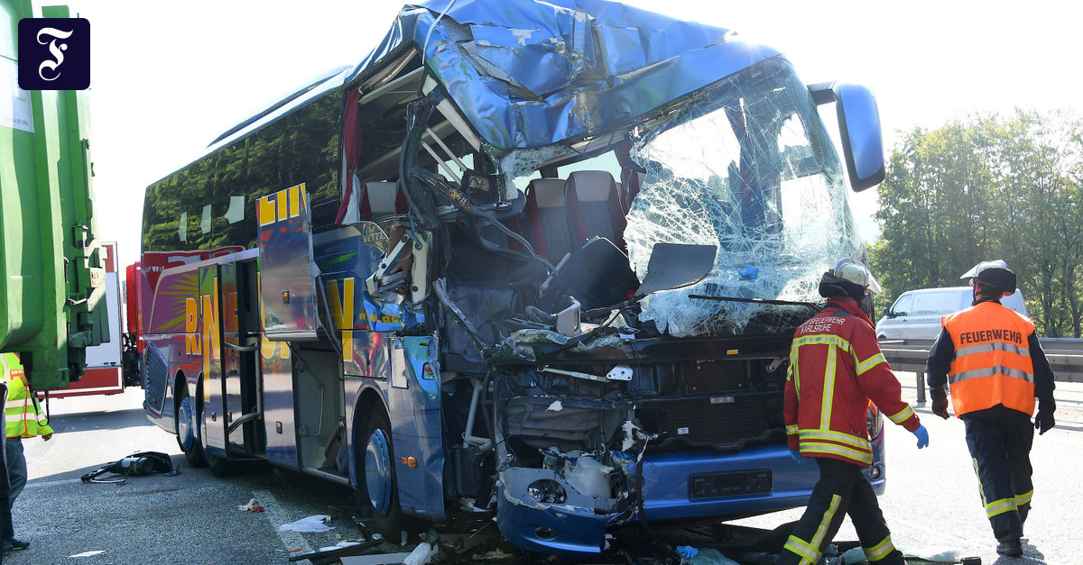 Eine Tote und 31 Verletzte bei Unfall mit Reisebus