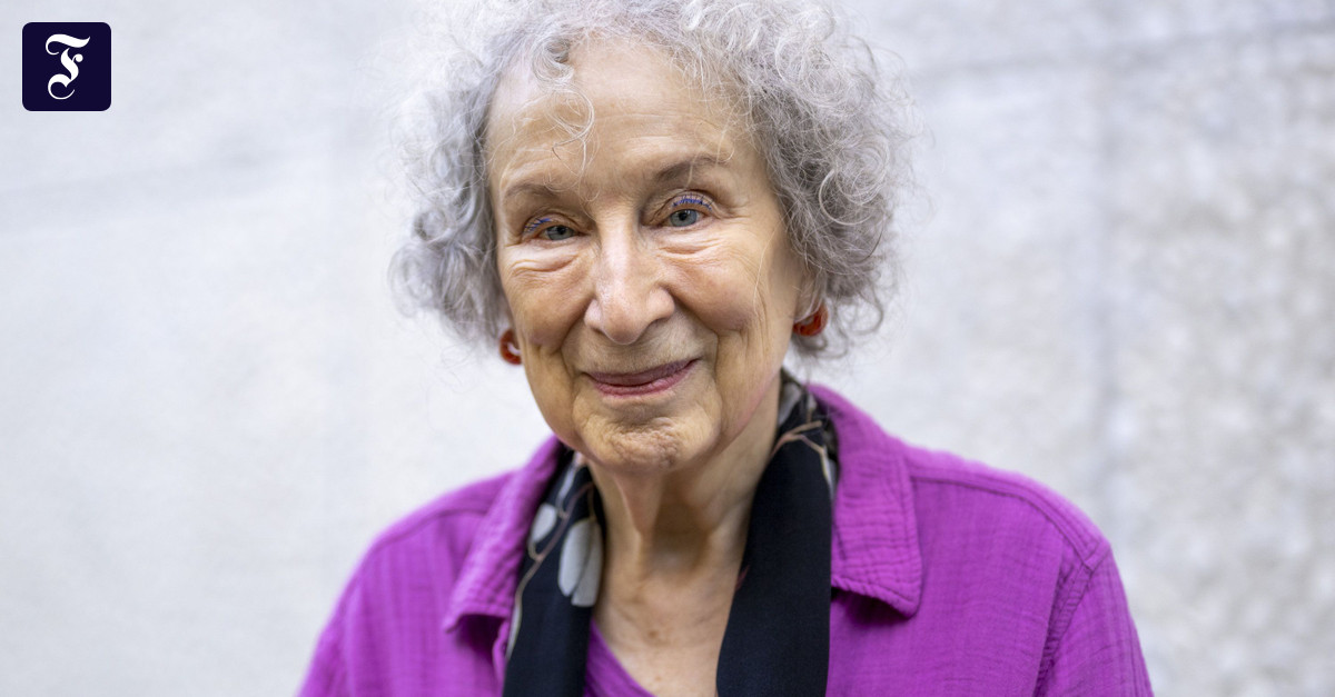 Berühmte Schriftsteller machen junger Autorin auf Twitter Mut