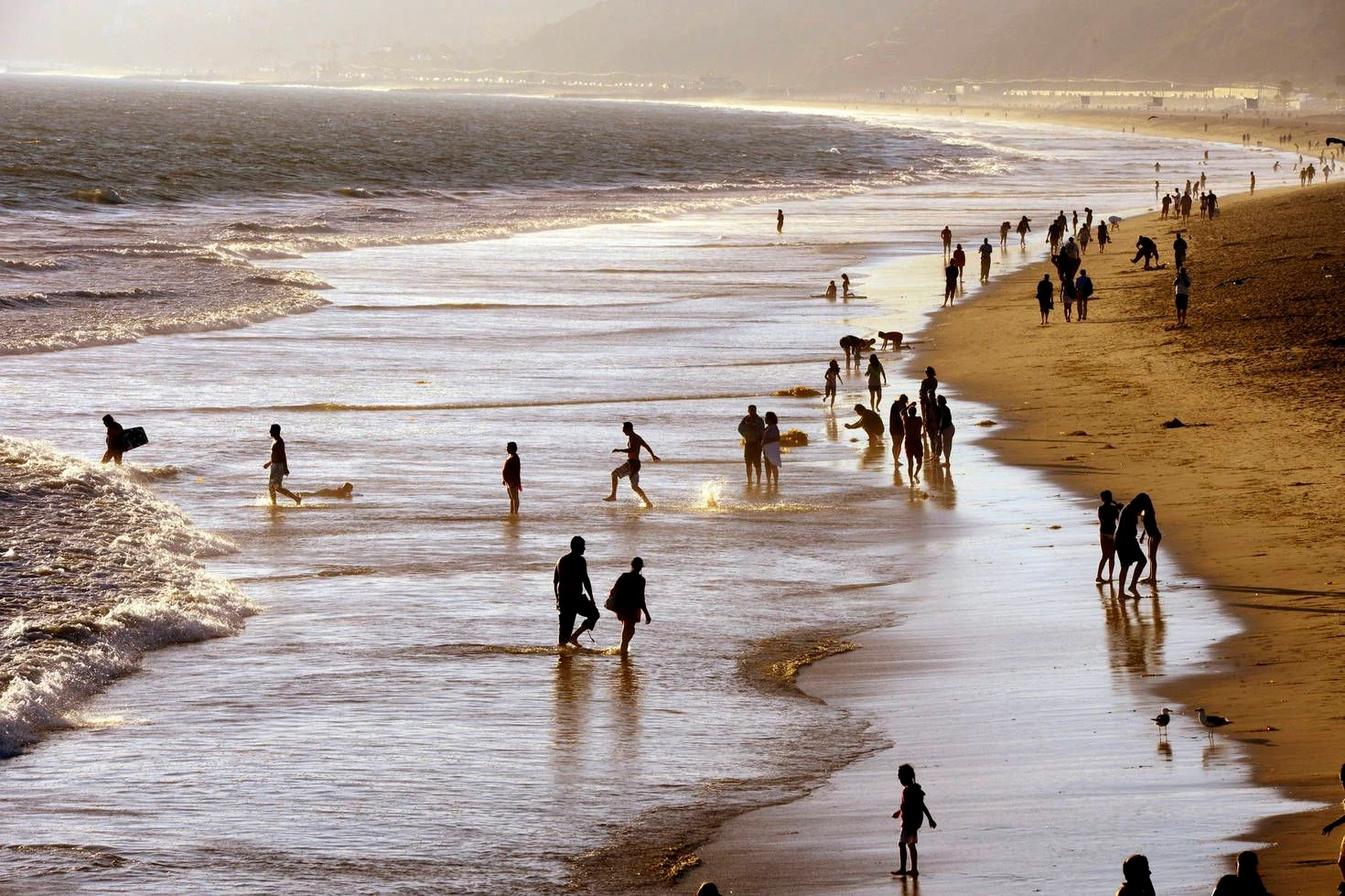 Menschen Am Strand Im Wasser Tausende Menschen Im Meer Am Strand Von