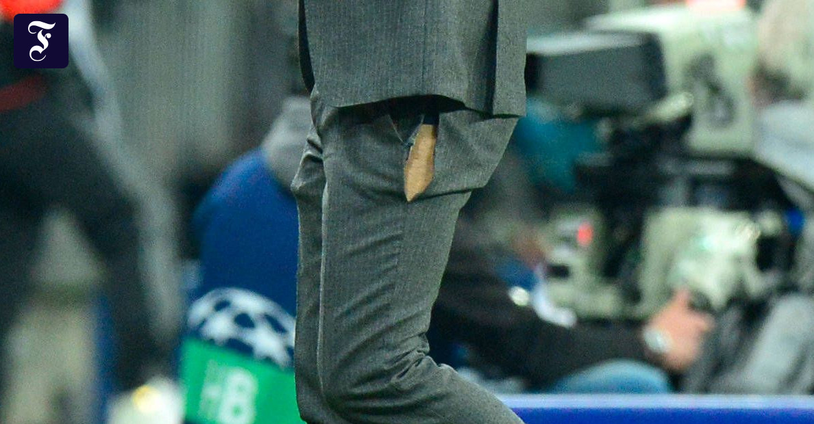 Pep Guardiola reißt beim Bayern-Spiel die Hose