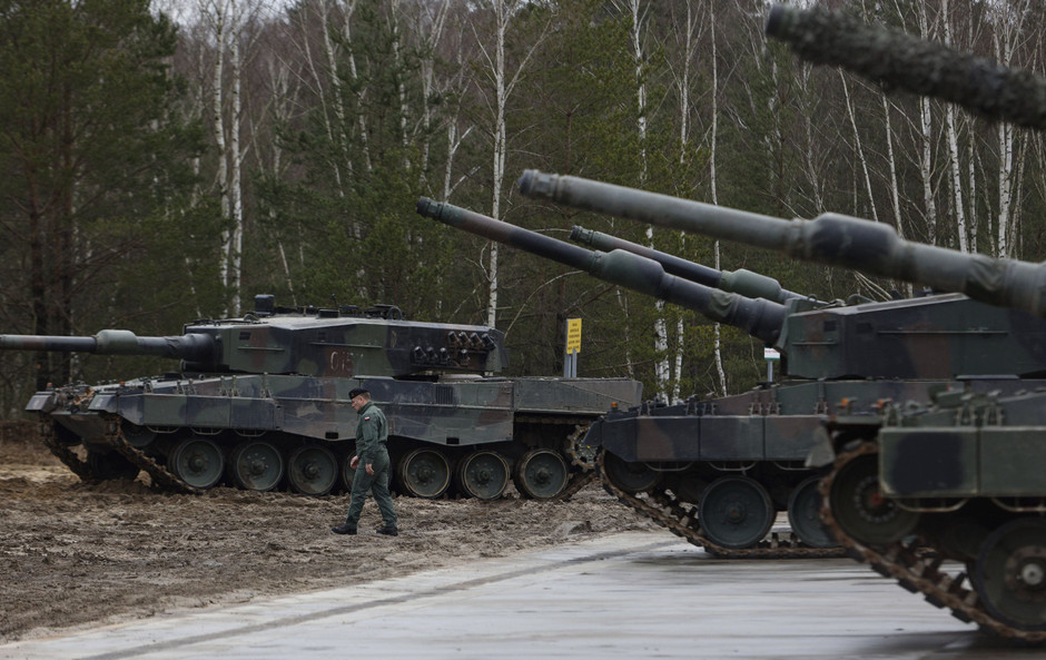 Bild zu: Panzer-Lieferungen an Ukraine kommen laut Pistorius nur ...