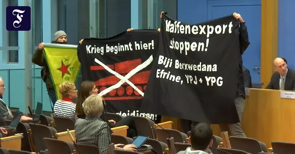Gegen Waffenexport: Demonstranten stören Pressekonferenz