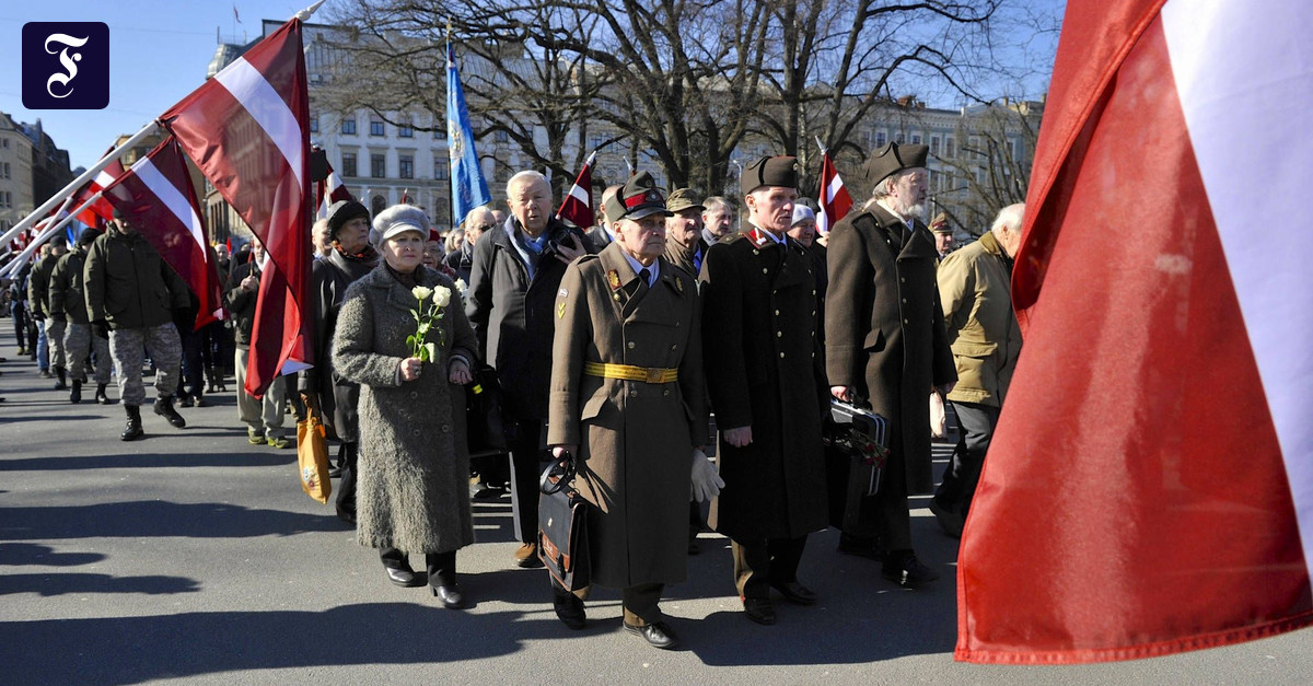 1500 lettische Waffen-SS-Veteranen ziehen durch Riga