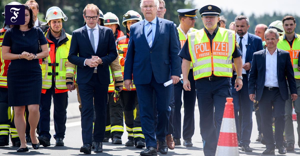 Busunglück A9: Dobrindt erwägt höhere Strafen für Gaffer