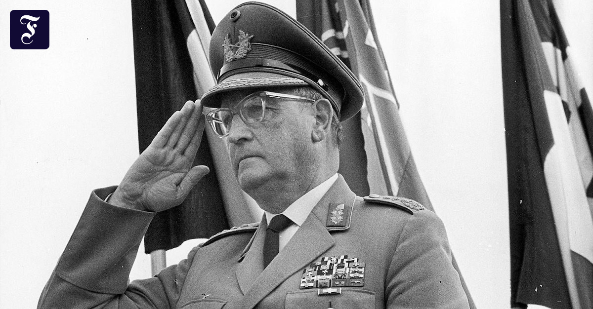 Speidel und Jünger: Die Tradition vom Hakenkreuz trennen