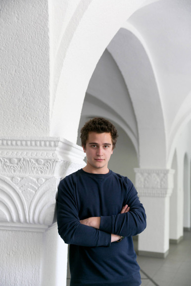 Bild zu: Jonas Englerts „Unity“: Gruppenbild mit Großem Bruder - Bild 1 ...