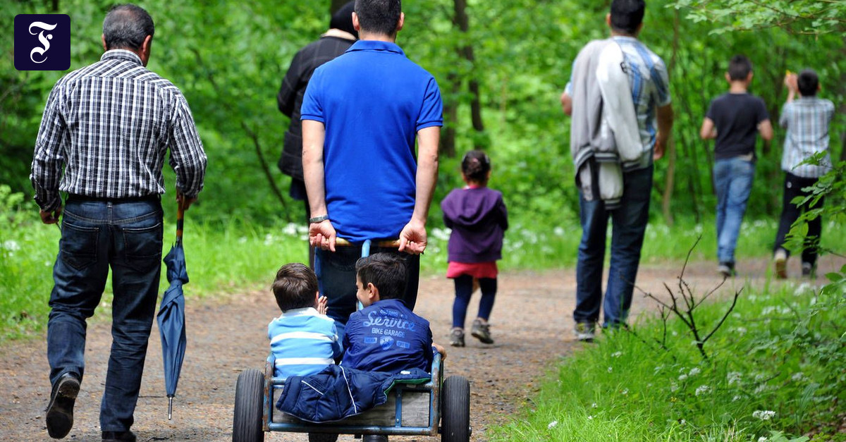 Vatertag: Mit Bier, Bollerwagen - und Familie - Rhein-Main - FAZ