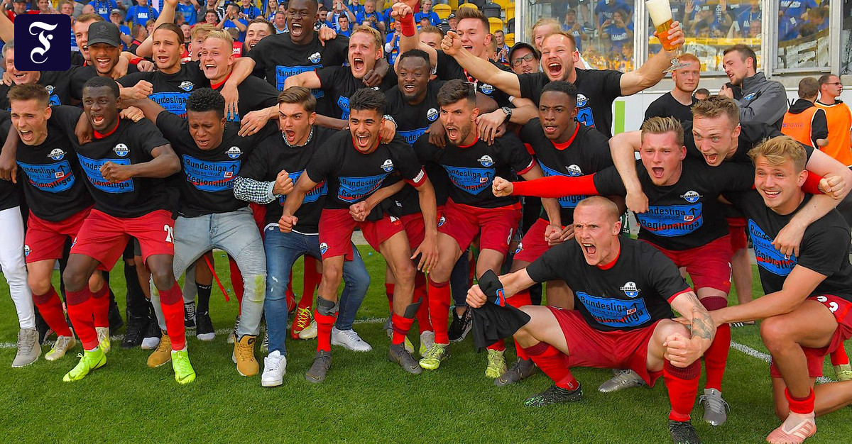 Fußball: Paderborn steigt in Bundesliga auf, Union in Relegation