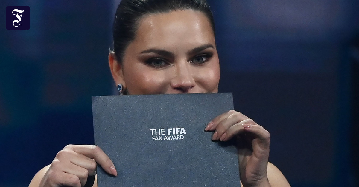 Fußball der FIFA mit Global Fan Ambassador Adriana Lima
