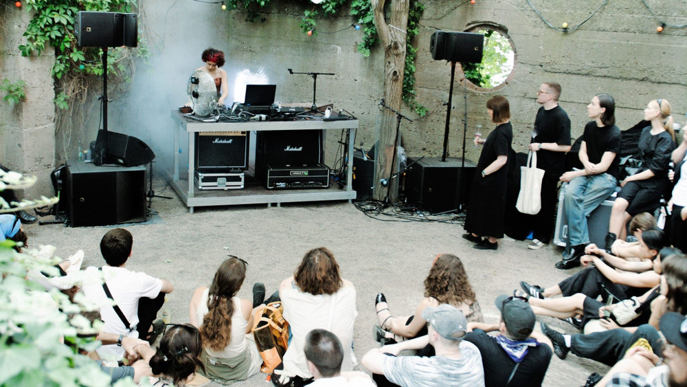 Konzerte und Performances im verzauberten Hinterhof