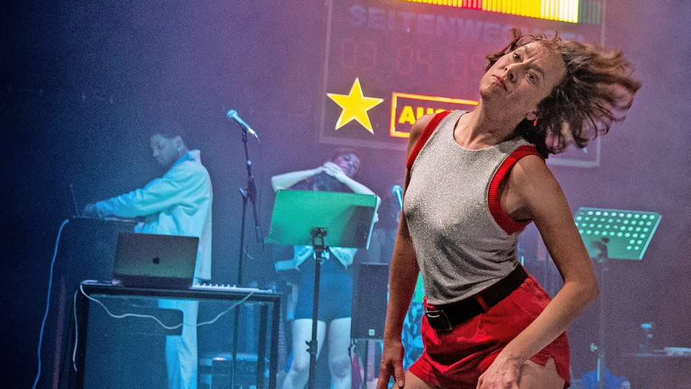 Battle der Generationen: She She Pop mit „Dance Me“