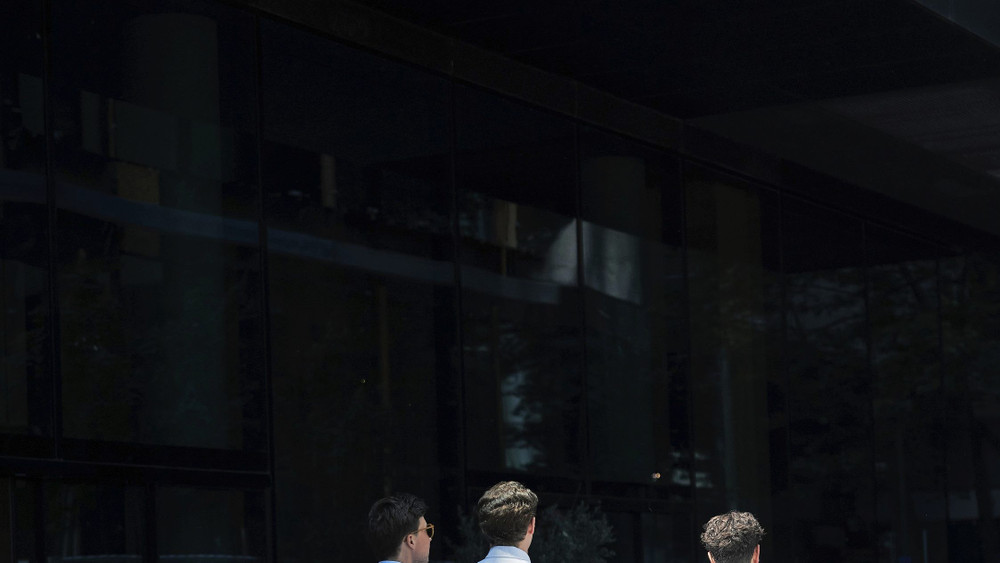 Sneaker und Chinos: So sieht die neue Uniform der Banker aus | FAZ