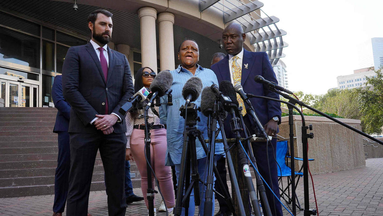 Massenpanik bei Konzert: Zahlreiche Klagen gegen Travis Scott | FAZ