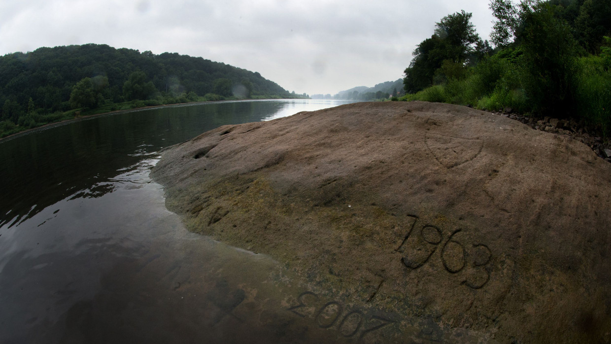 Rhein und Elbe: Niedrige Flusspegel legen Hungersteine frei