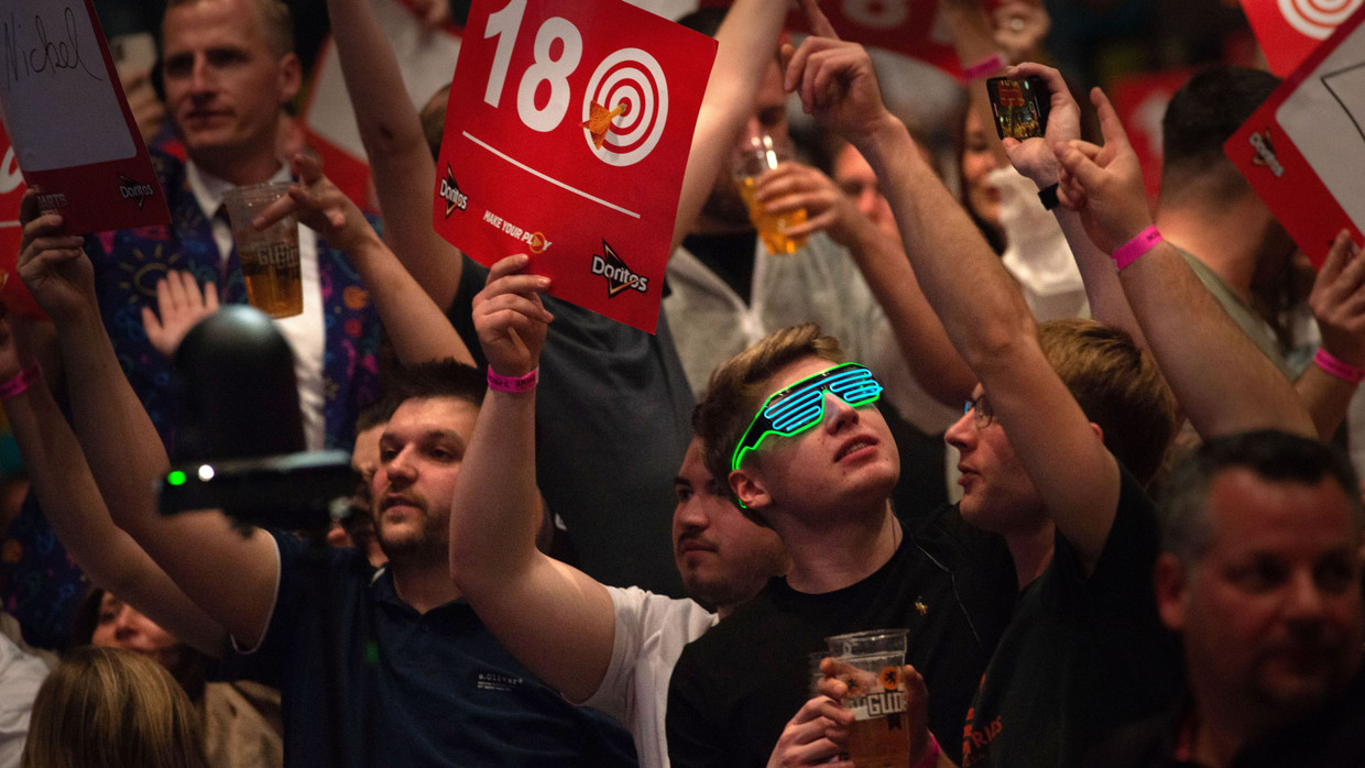 Phil Taylor als Diva bei den Gude Darts Open in Frankfurt