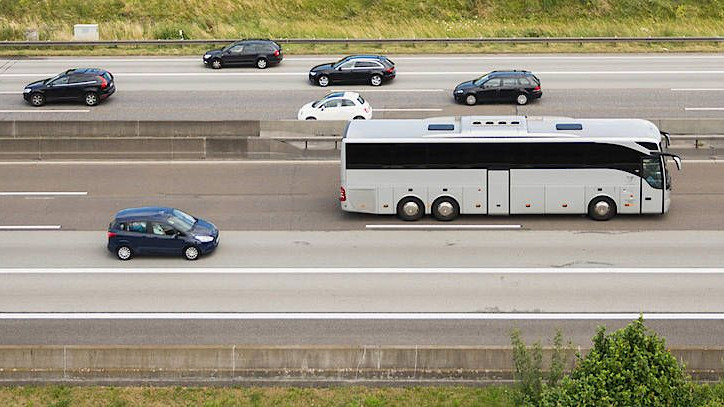 Marokkaner fahren 20 Stunden auf Hinterachse von Reisebus | FAZ