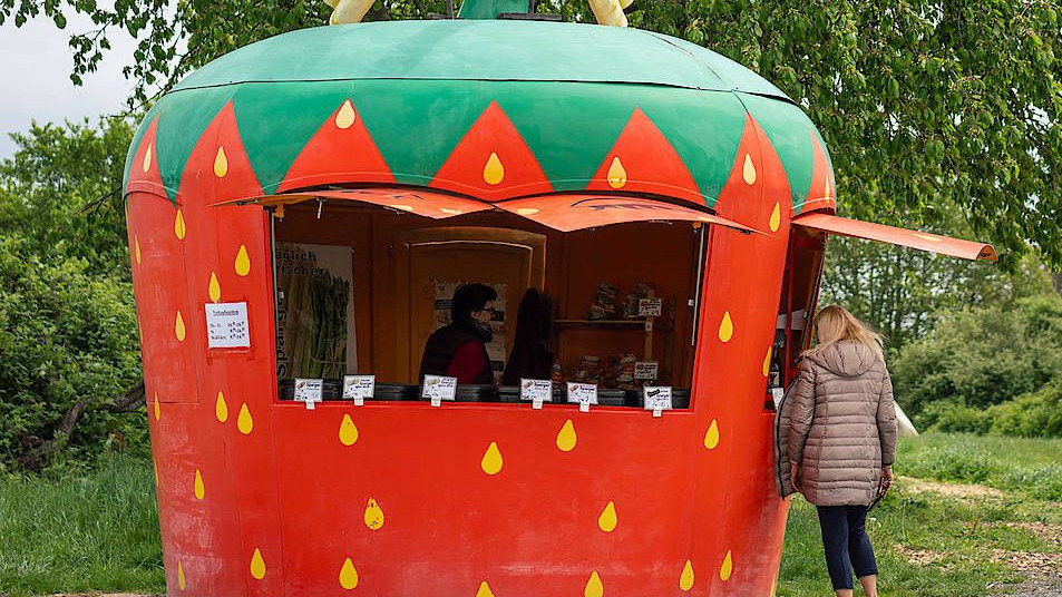 Bauern verkaufen Spargel und Erdbeeren an Büdchen
