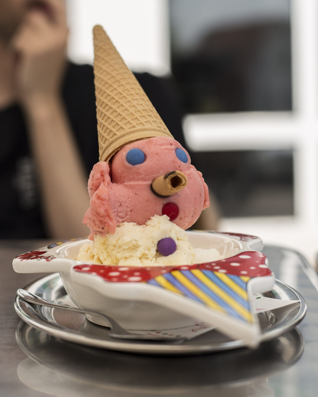 Zwei Freunde auf der Suche nach dem perfekten Pinocchio-Eisbecher