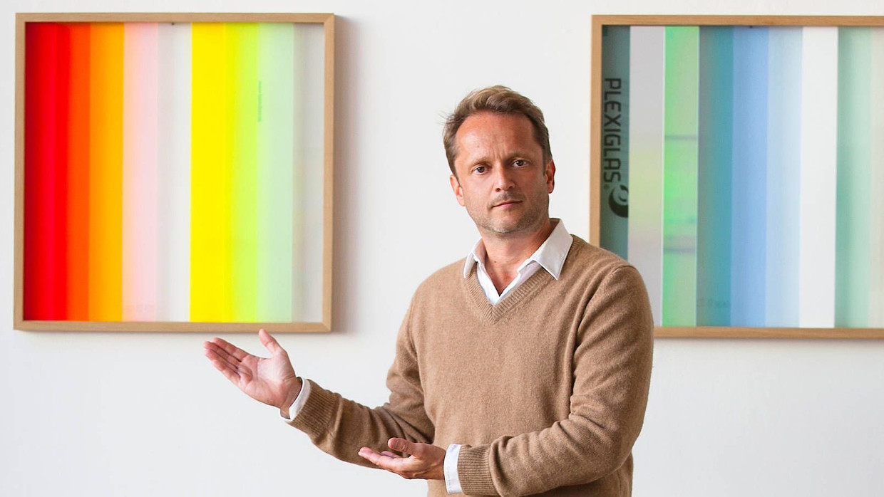 Rafael Horzon über bunte Wanddekoration