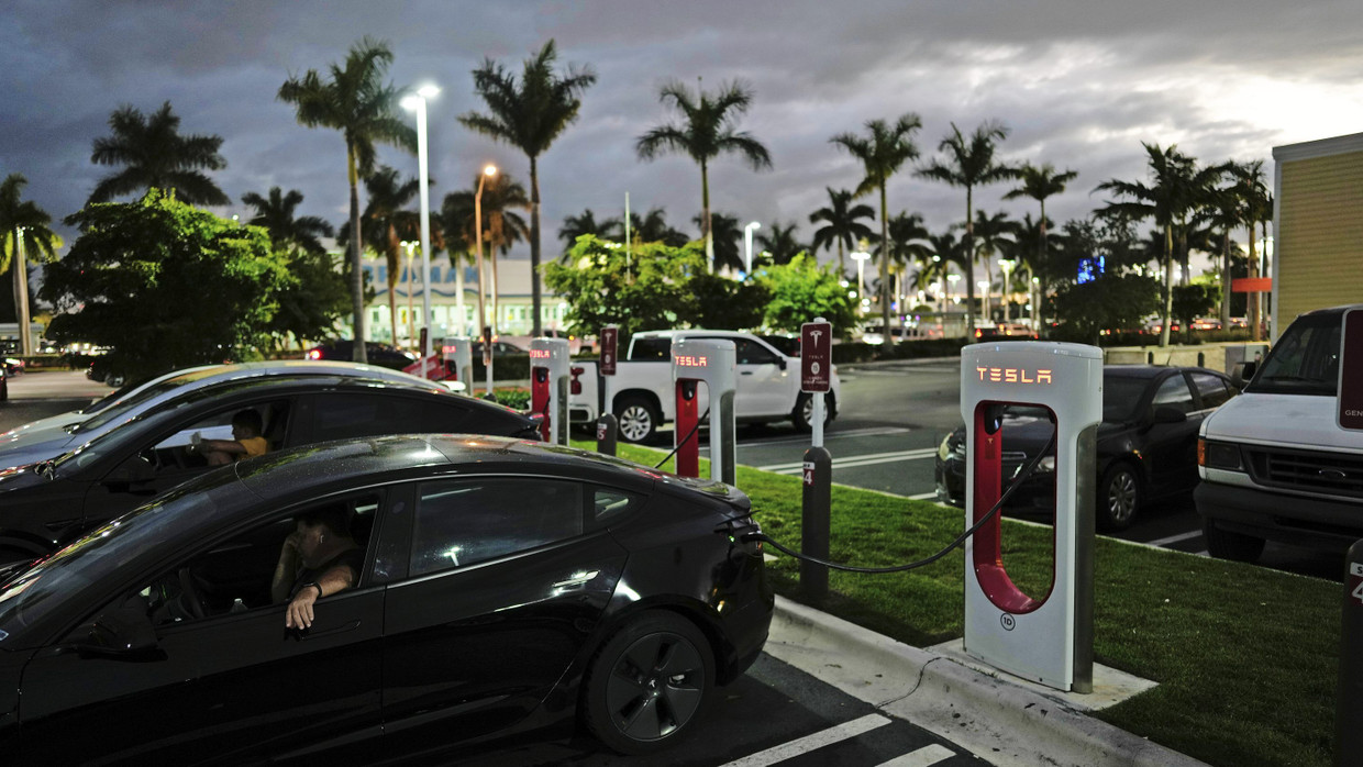 Elon Musk und Tesla machen sich zum Standard fürs Aufladen von E-Autos ...