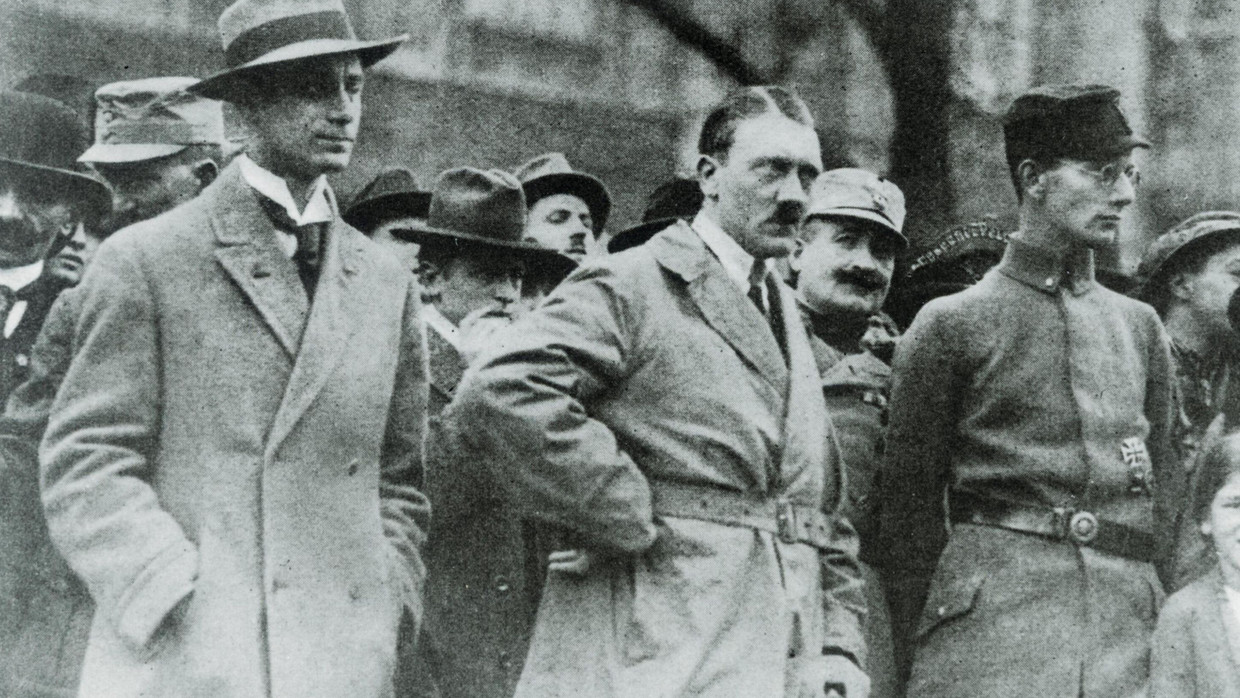 Adolf Hitler bedeutet die Zerstörung des Deutschen Reiches ...