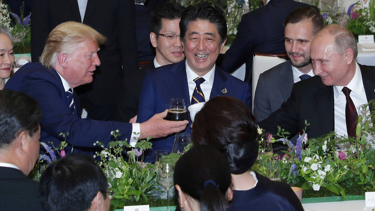 G-20-Gipfel in Osaka: Putin und der Thermobecher