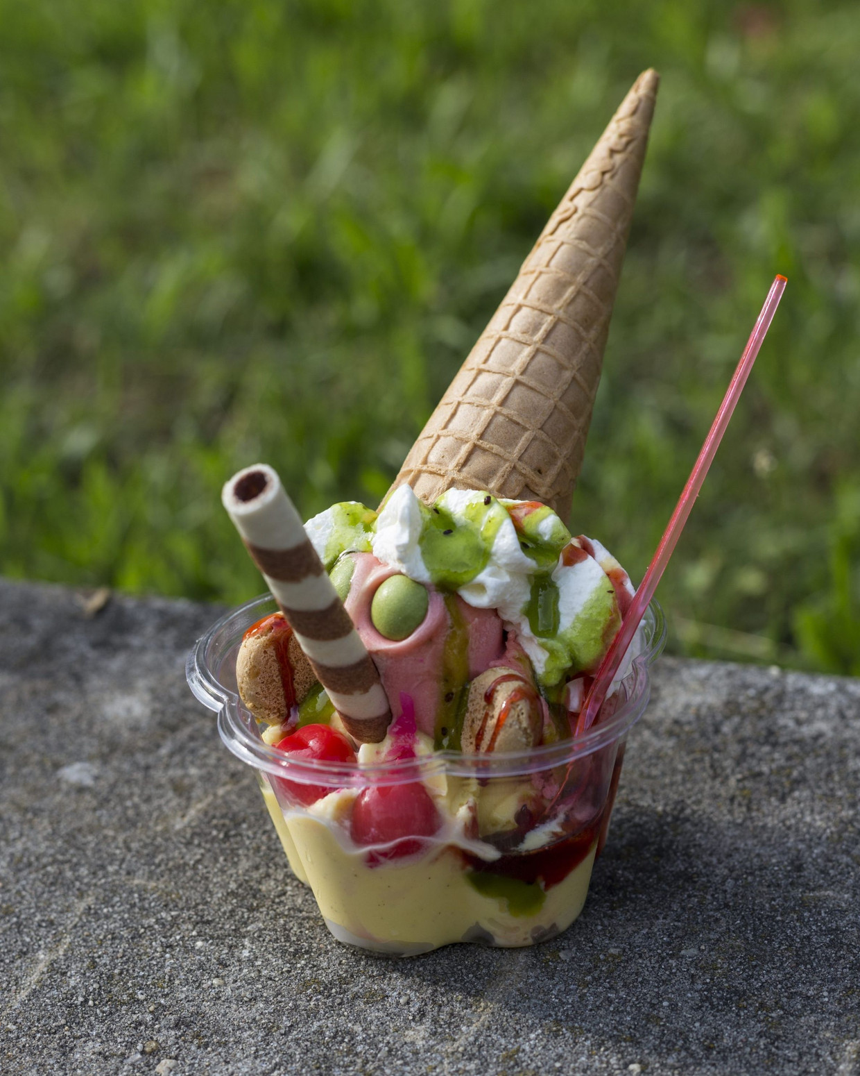 Zwei Freunde auf der Suche nach dem perfekten Pinocchio-Eisbecher
