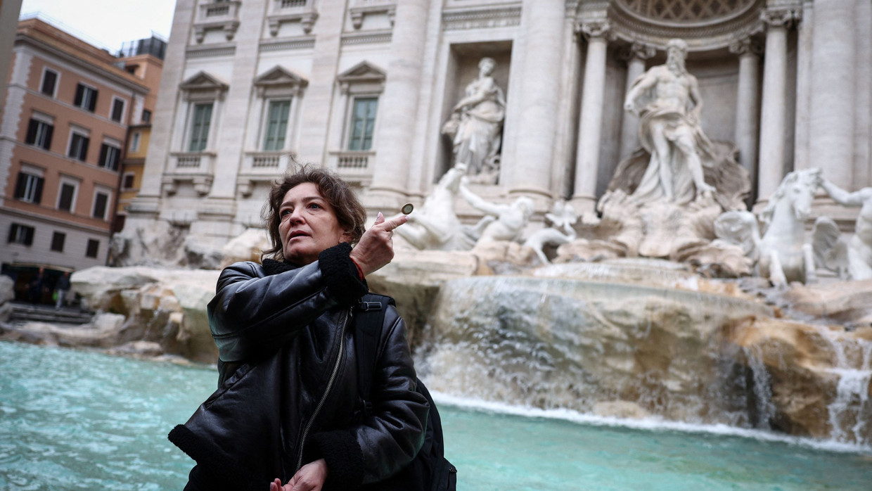 Fotos zeigen, was aus dem Münzen aus dem Trevi-Brunnen in Rom wird | FAZ