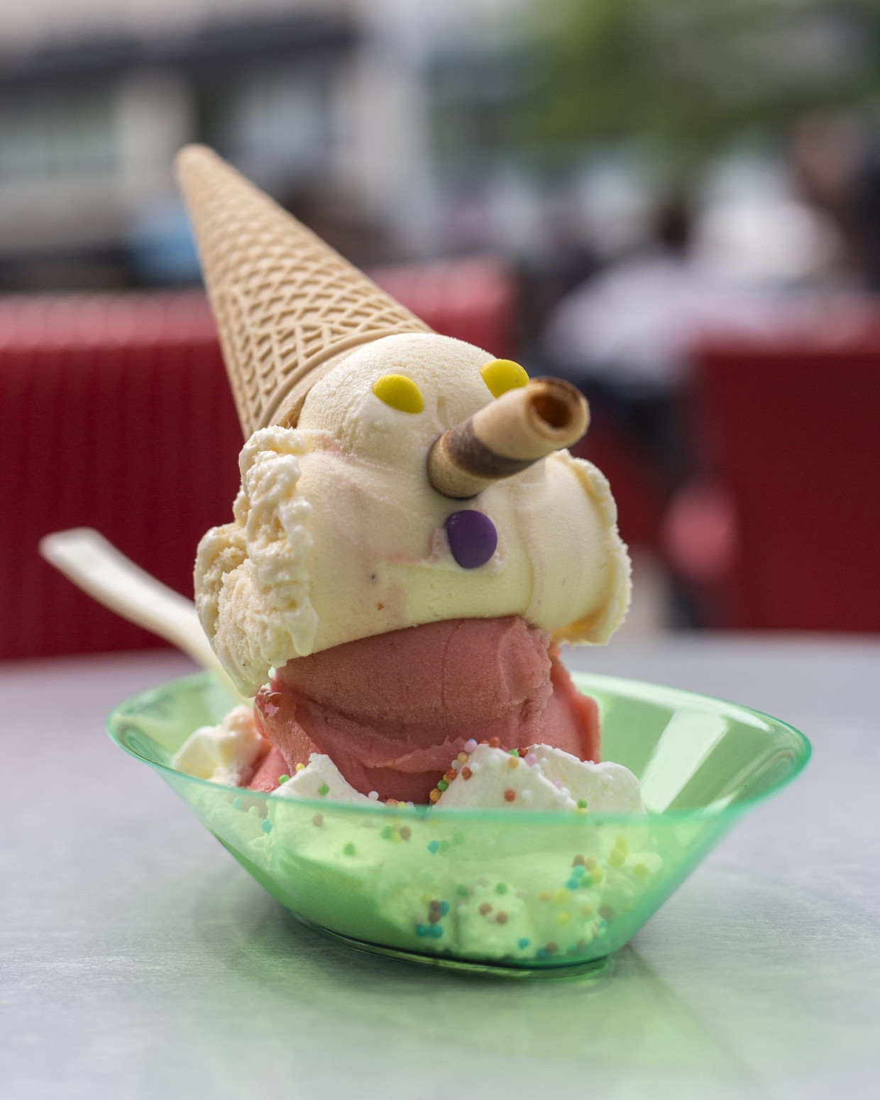 Zwei Freunde auf der Suche nach dem perfekten Pinocchio-Eisbecher