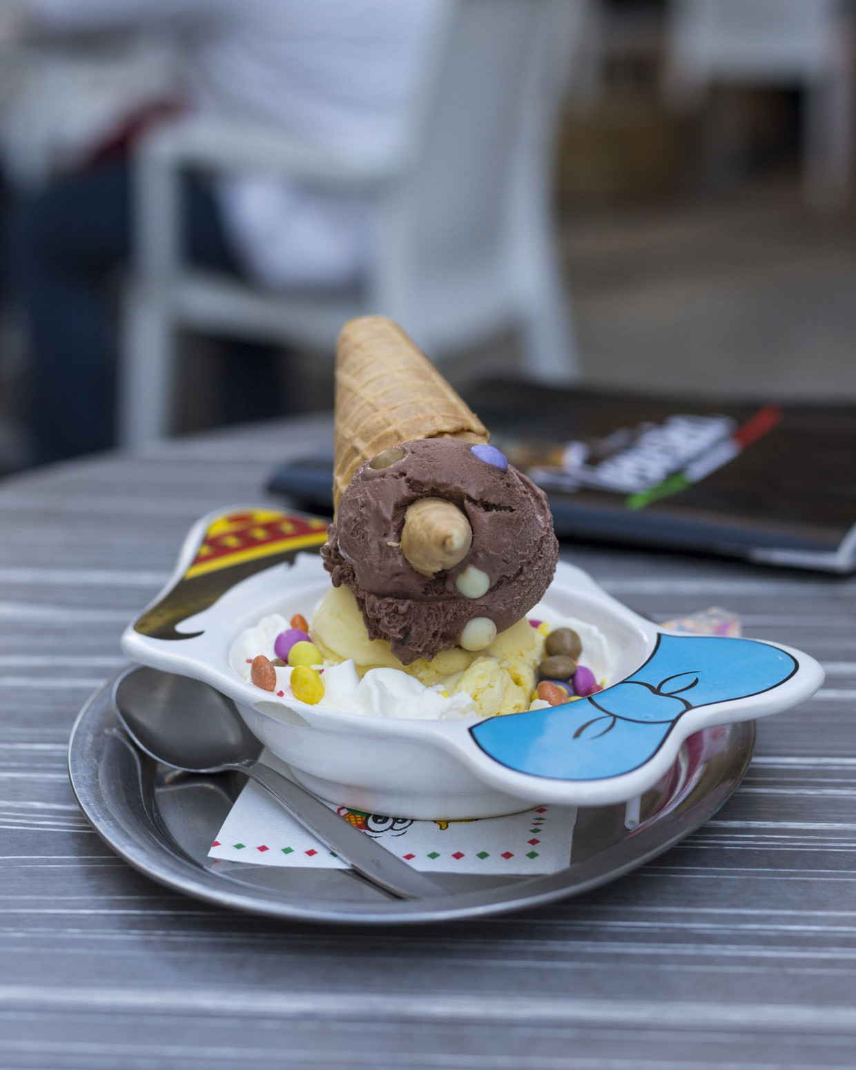 Zwei Freunde auf der Suche nach dem perfekten Pinocchio-Eisbecher