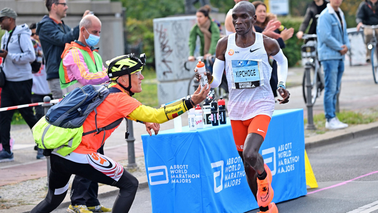 Berlin-Marathon: Claus-Henning Schulke Wasserträger von Eliud Kipchoge ...