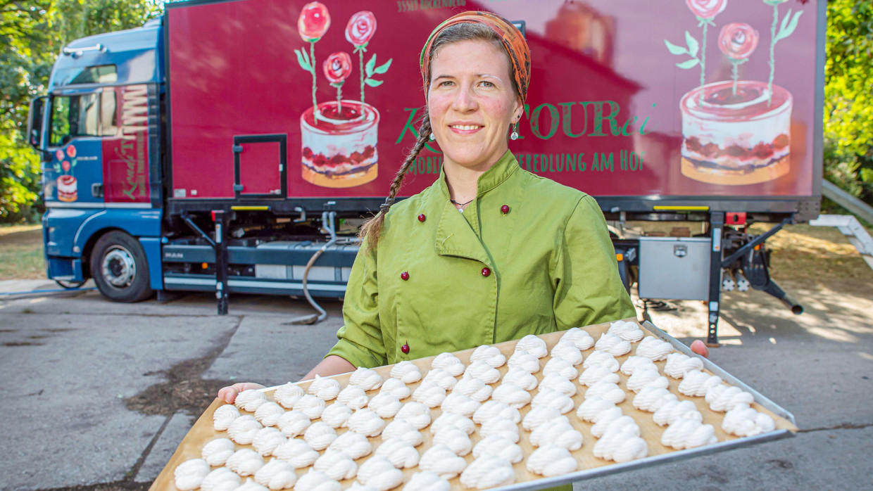 Nanetta Ruf verkauft in der „Konditourei“ fahrend Bio-Gebäck