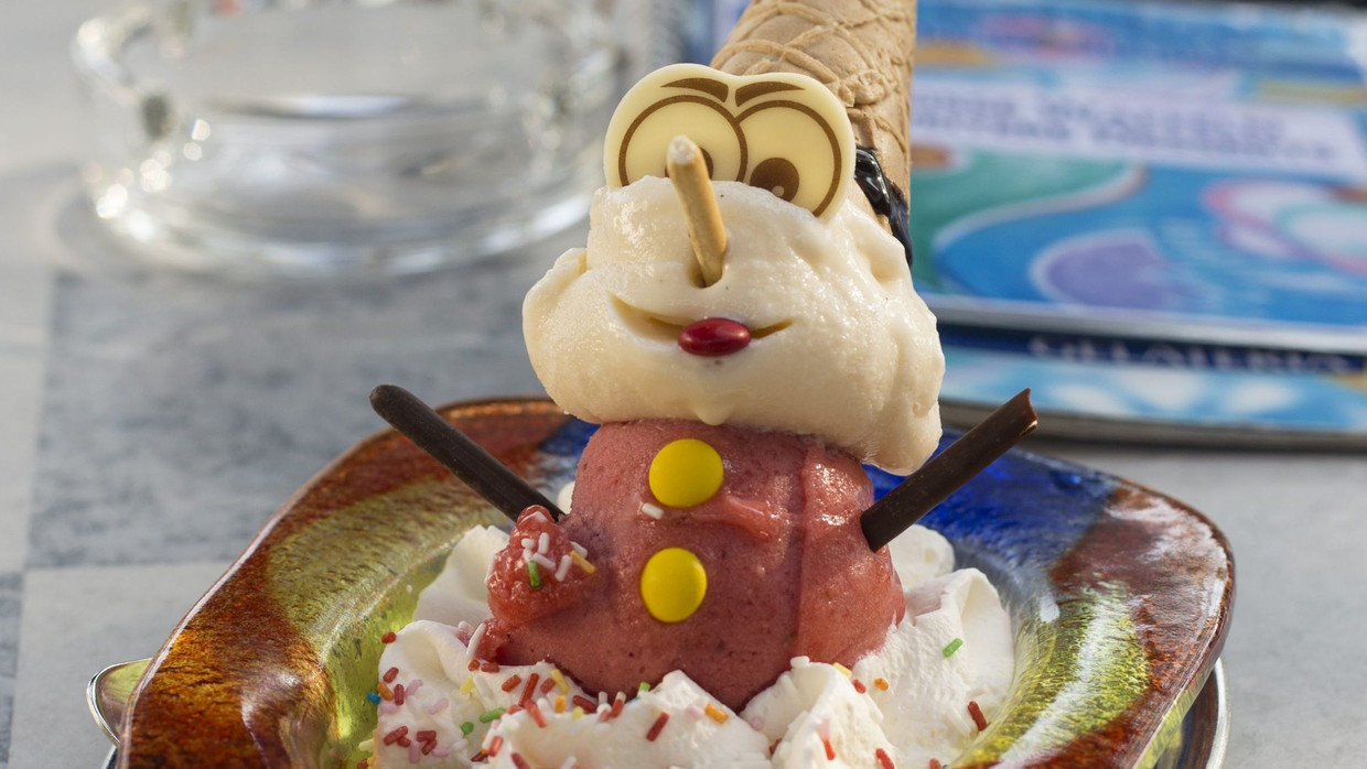 Zwei Freunde auf der Suche nach dem perfekten Pinocchio-Eisbecher