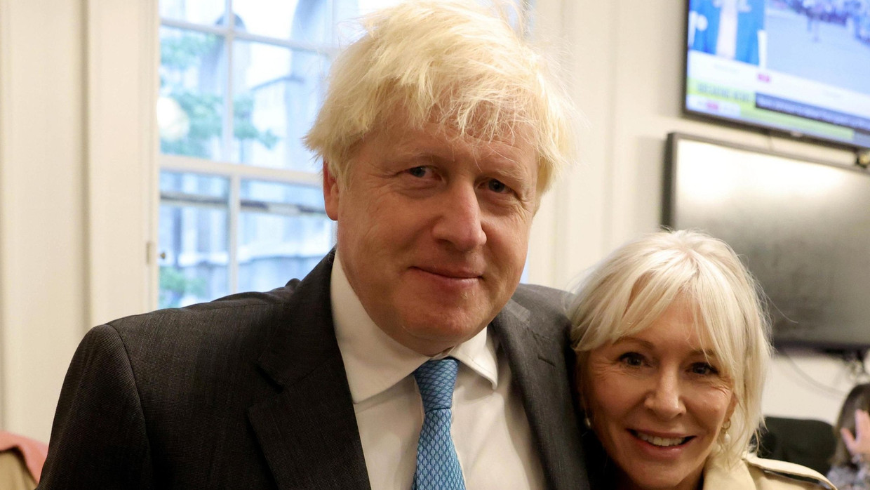 England lacht: Nadine Dorries’ Enthüllungsbuch „The Plot“