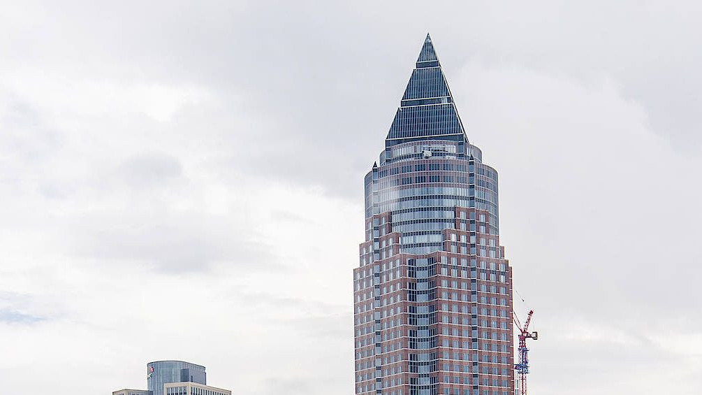 Messeturm Frankfurt: Das Hochhaus hat ein neues Design | FAZ