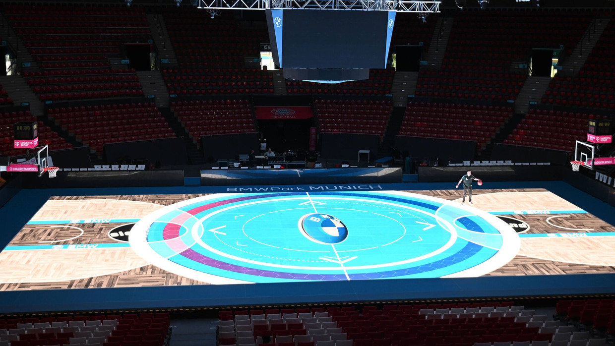 Basketball-Glasboden beim FC Bayern München: LED-Bildschirme für Werbung