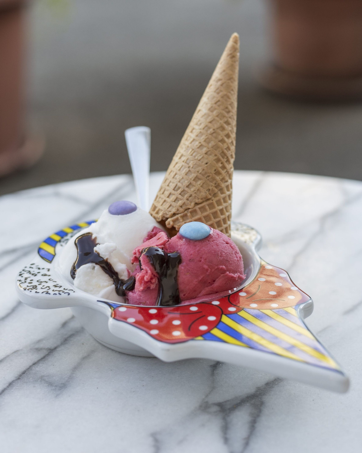 Zwei Freunde auf der Suche nach dem perfekten Pinocchio-Eisbecher