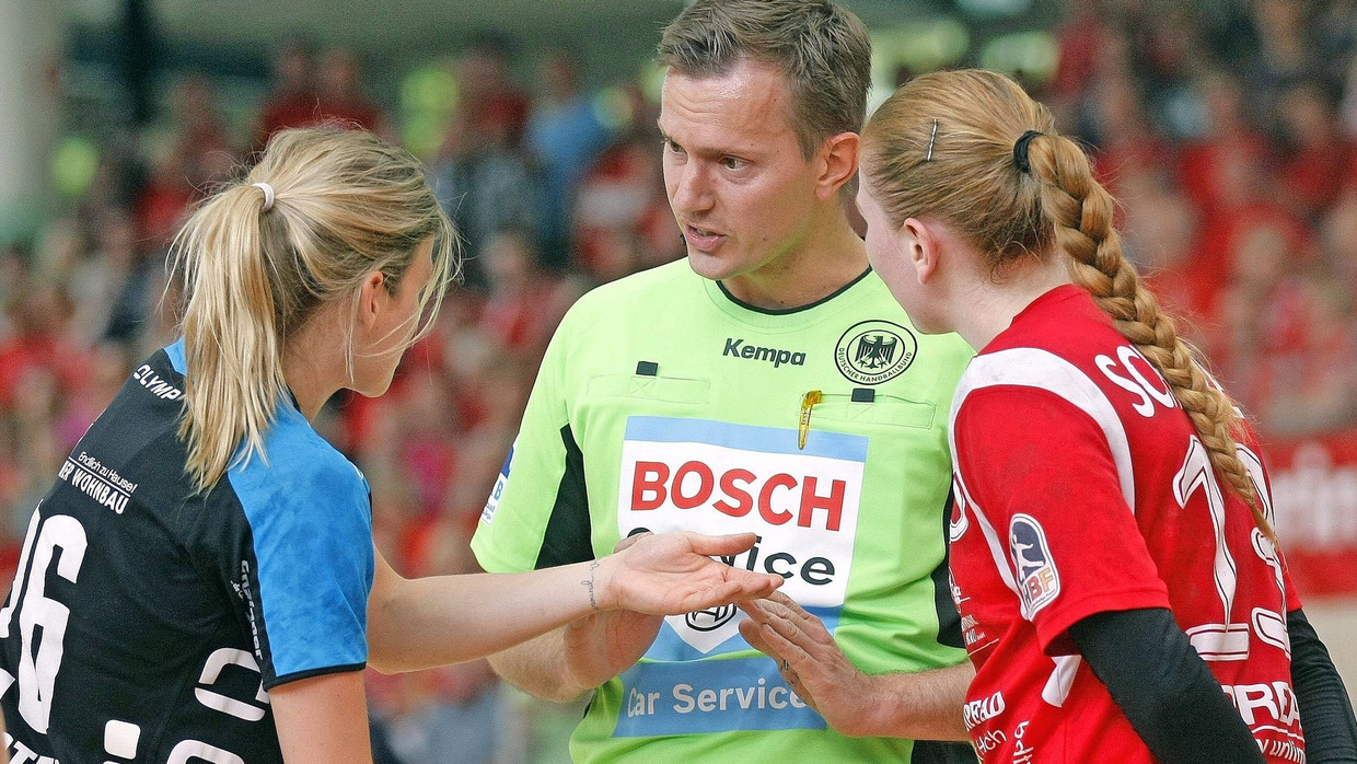 Handball- und Fußball: Bundesliga-Schiedsrichter im Interview