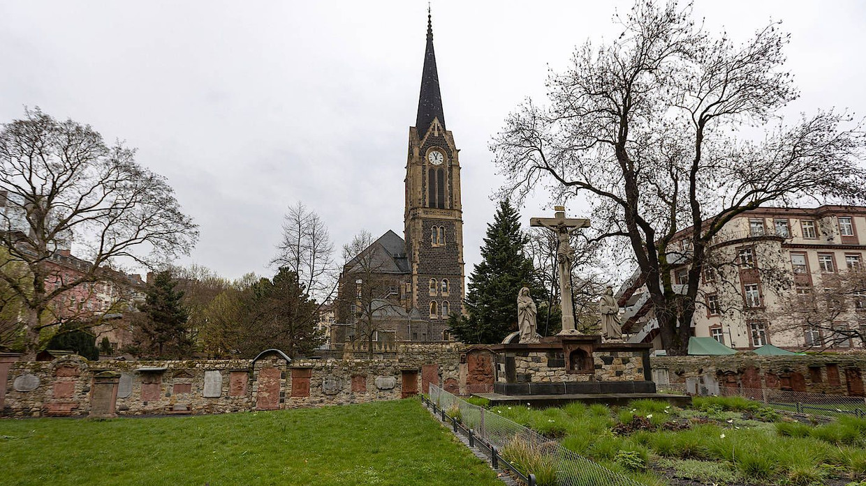 Sanierung des Peterskirchhofs: Grünflächen neugestaltet | FAZ