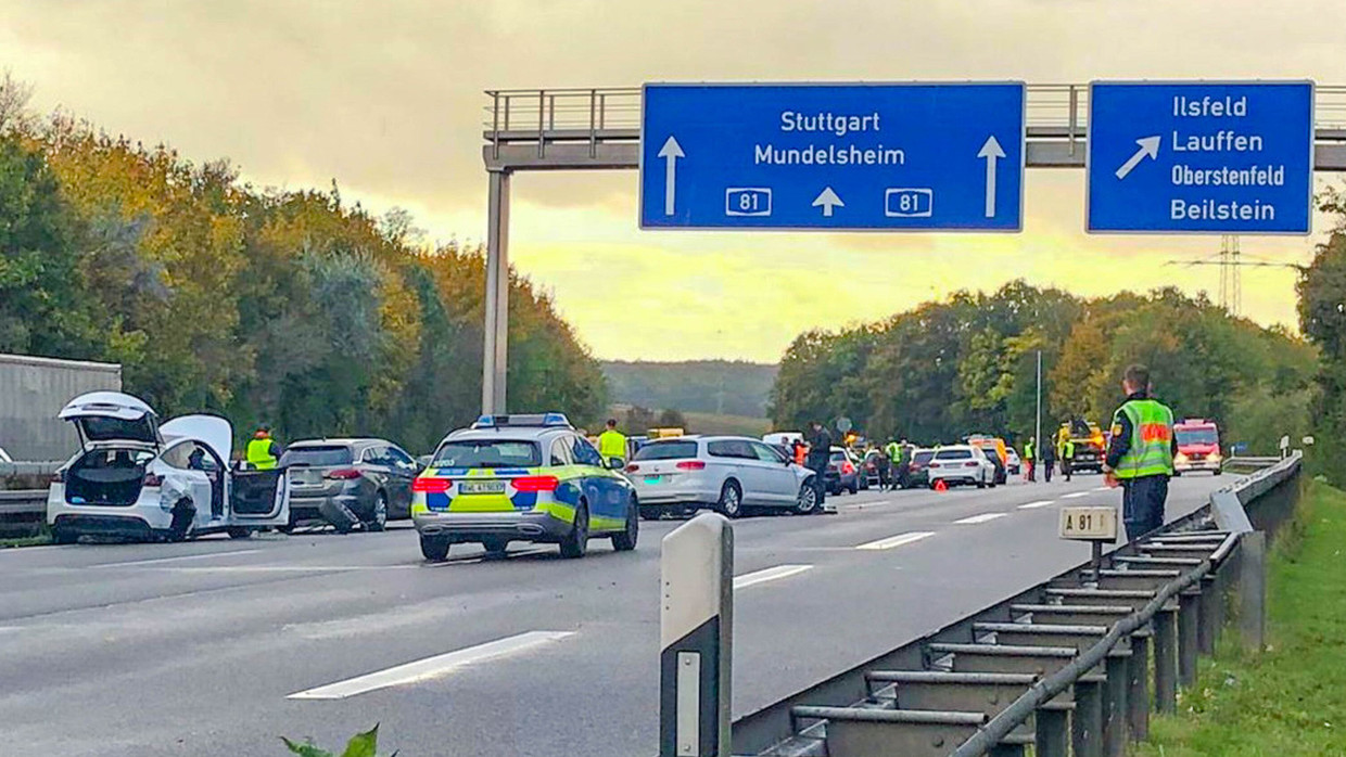 Massenkarambolagen auf A81: Rund 900.000 Euro Sachschaden