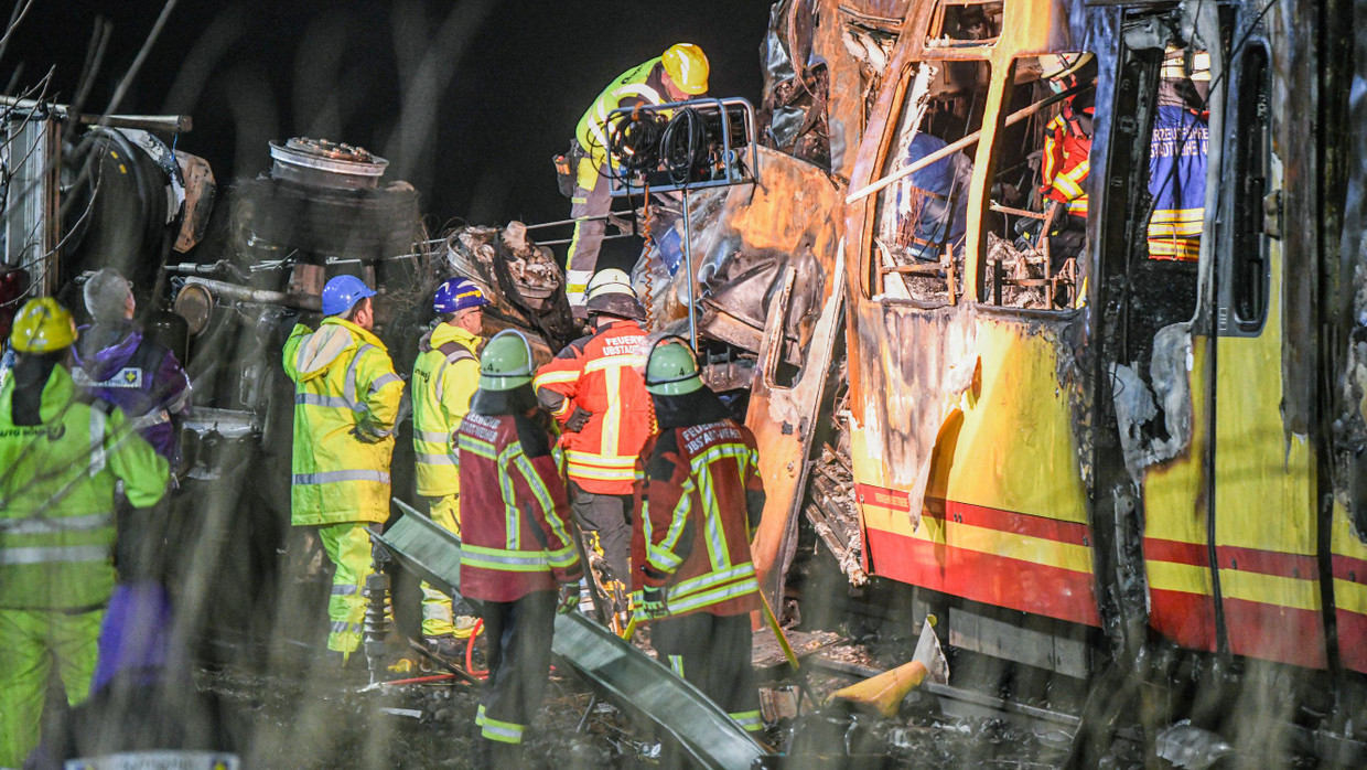 Ermittlungen nach tödlichem Unfall am Bahnübergang bei Karlsruhe | FAZ