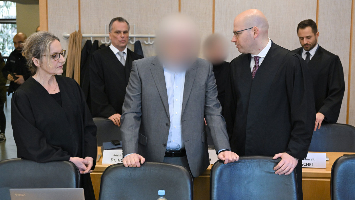 Prozess gegen Oberstaatsanwalt Alexander B. in Frankfurt: Umschläge mit ...